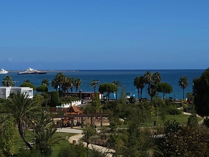 Appartement à vendre - Cagnes-sur-Mer, La Gare, Les Plans, Hippodrome - 4 pièces - 3 chambres