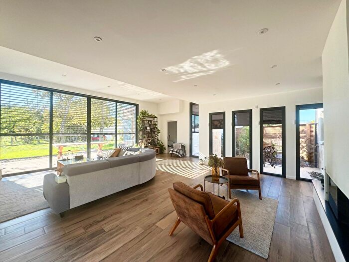 Maison à vendre - Saint-Barthélemy-dAnjou - 7 pièces - 4 chambres