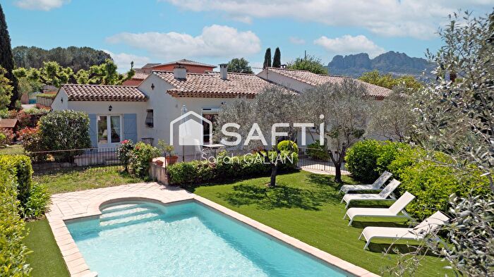 Maison à vendre - Roquebrune-sur-Argens, Les Fourques, Le Défens, Les Quatre Chemins - 5 pièces - 4 chambres