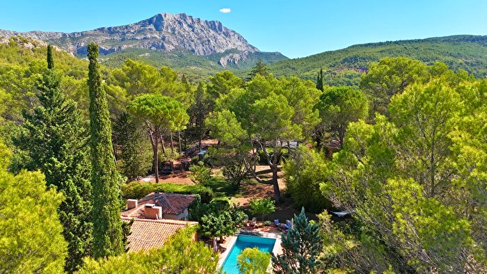 Maison à vendre - Le Tholonet - 9 pièces - 7 chambres