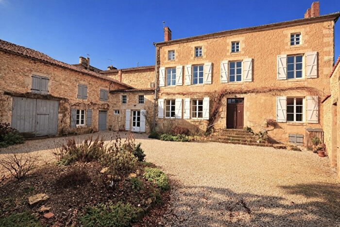 Champagne-Mouton - Maison 13 pièces à vendre
