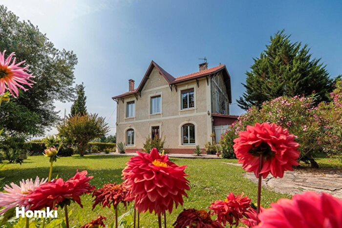Maison 8 pièces à Les Peintures, à vendre