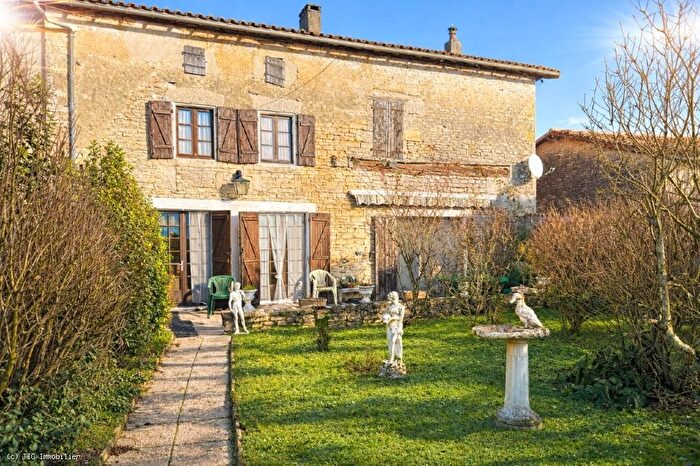 Maison à vendre - Ruffec - 6 pièces - 4 chambres