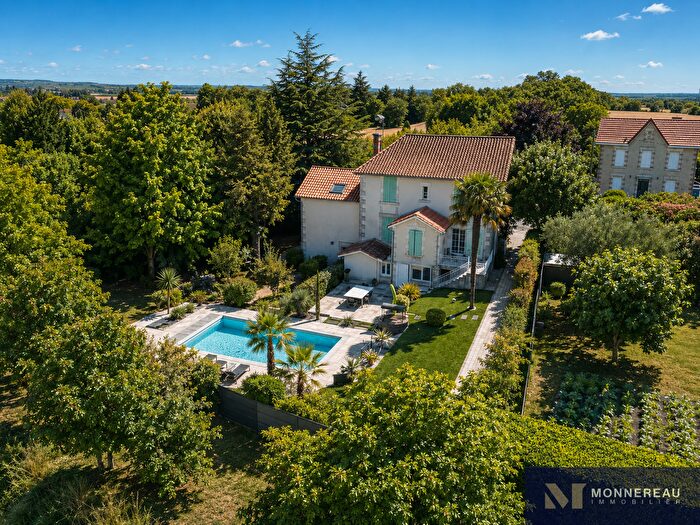 Barbezieux-Saint-Hilaire : Maison 7 pièces à vendre