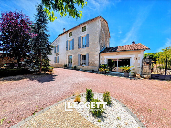 Verteuil-sur-Charente : Maison 6 pièces à vendre