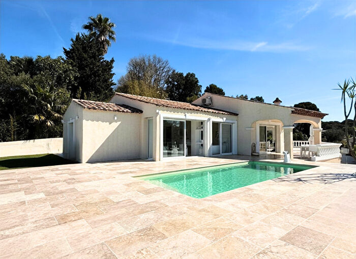 Maison à vendre - Fréjus - 6 pièces - 4 chambres