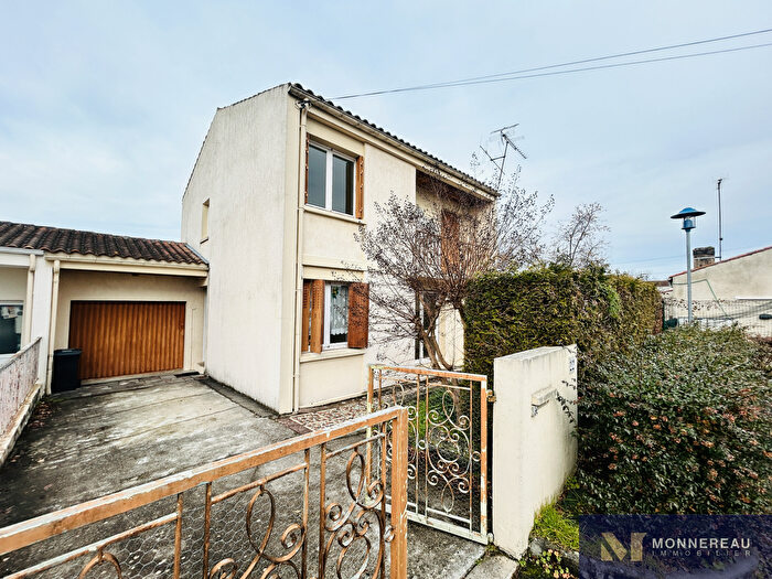 Maison à vendre - Châteaubernard - 5 pièces - 3 chambres