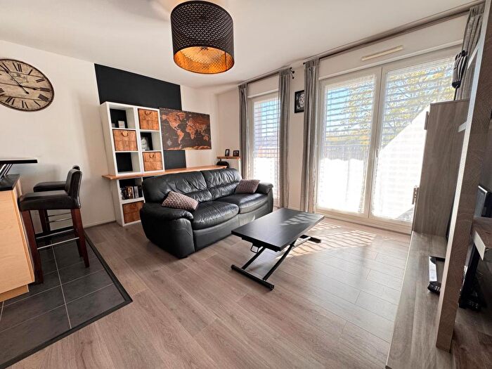 Appartement à vendre - Trappes, Coeur des Merisiers - 2 pièces - 1 chambre