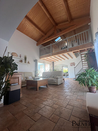 Maison 8 pièces à Le Carlaret, à vendre