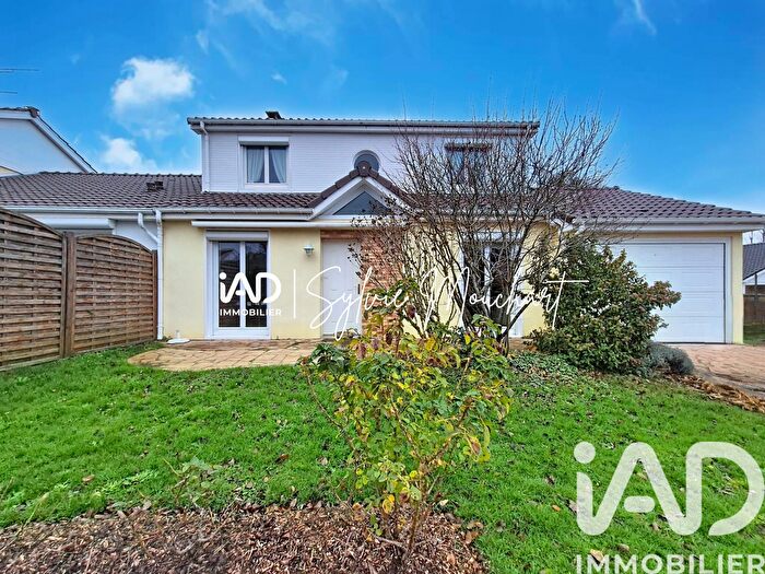 Maison à vendre - Le Mesnil-Saint-Denis - 6 pièces - 4 chambres