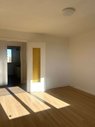 Appartement à louer - Moulin à Vent-Georges Lévy, Vénissieux - 4 pièces - 3 chambres