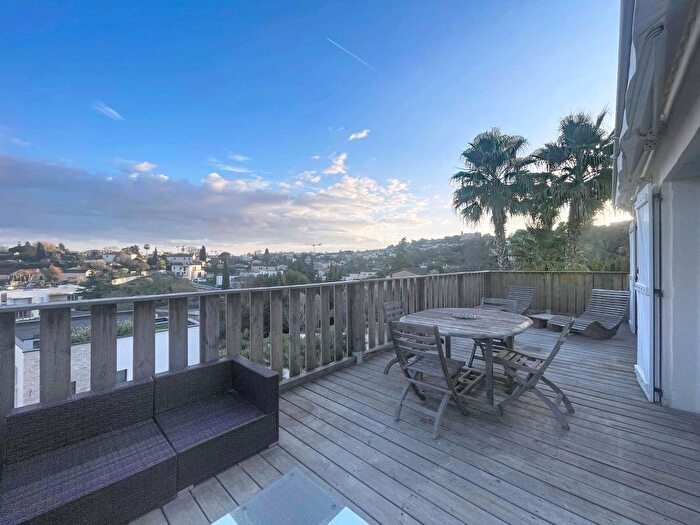 Appartement à louer - La Constance-Le Puy, Antibes - 4 pièces - 3 chambres