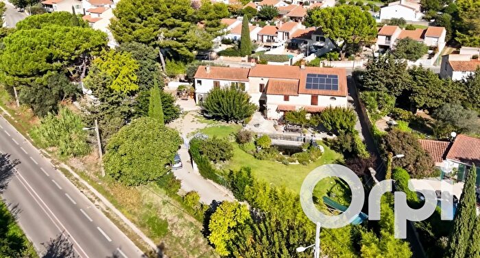 Maison à vendre - Beaucaire, Centre-ville - 8 pièces - 6 chambres