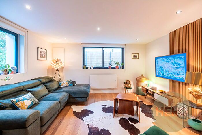 Maison à vendre - Montfort-lAmaury - 6 pièces - 4 chambres