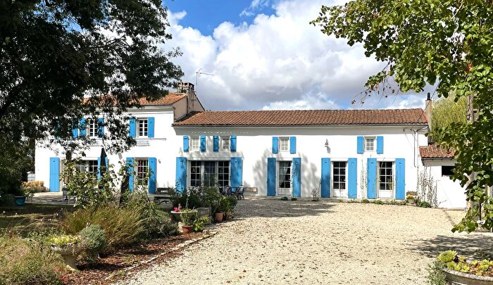 Saint-Hilaire-de-Villefranche : Maison 8 pièces à vendre