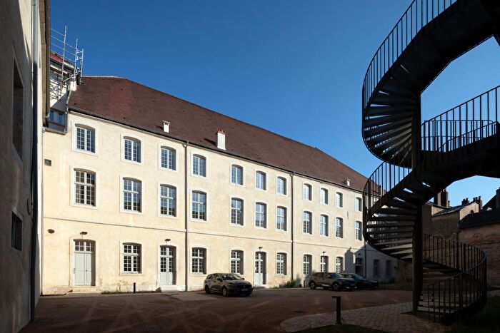 Dole, Centre-ville : Appartement 2 pièces à louer