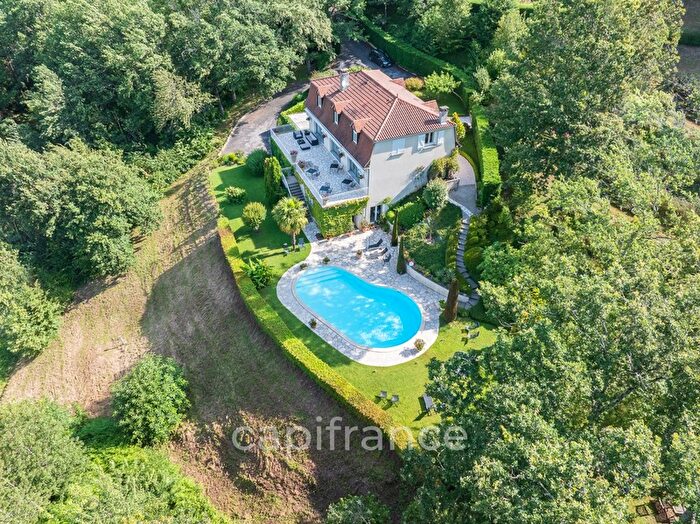 Maison à vendre - Saint-Céré - 10 pièces - 8 chambres