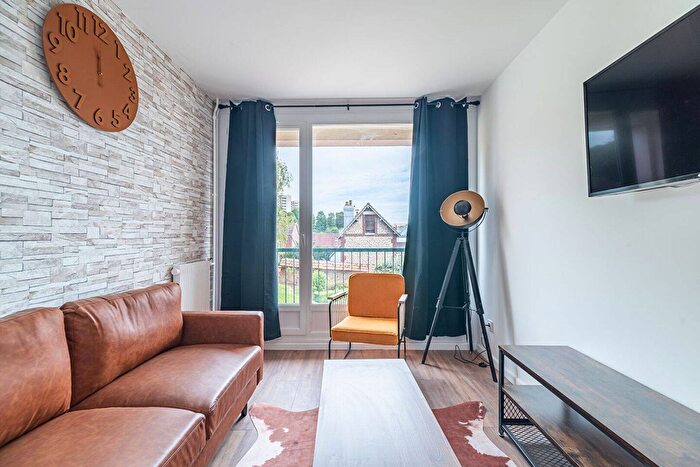 Appartement à louer - Grieu-Vallon Suisse-Saint Milaire-Mont Gargan, Rouen - 5 pièces - 4 chambres