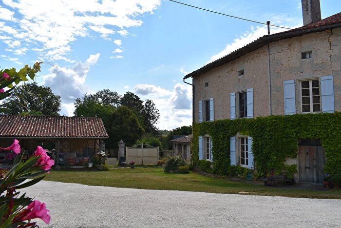 Maison à vendre - Aubeterre-sur-Dronne - 9 pièces - 4 chambres