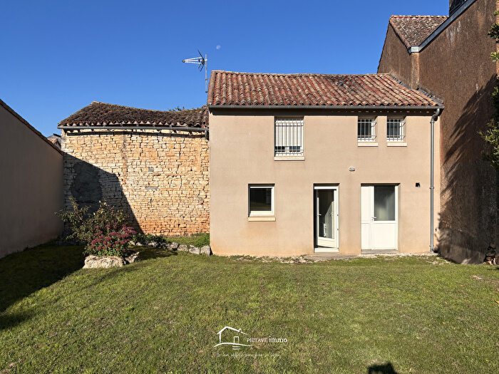 Maison à louer - Saint-Sauvant - 4 pièces - 3 chambres