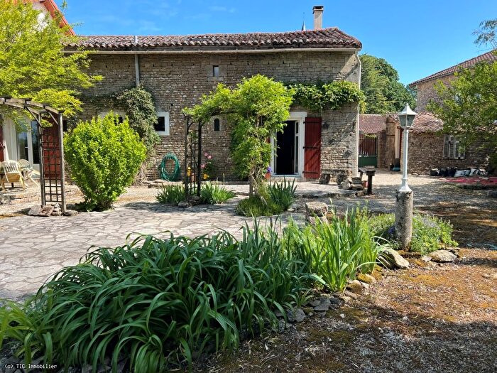 Maison à vendre - Villefagnan - 5 pièces - 3 chambres