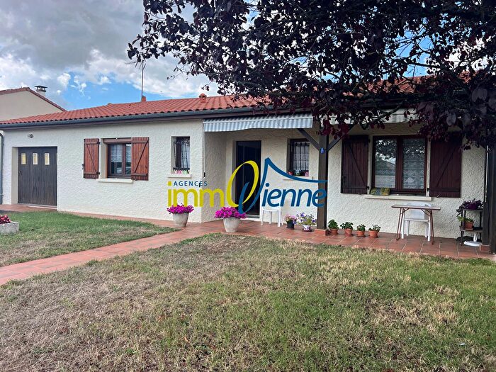 Maison à vendre - Lussac-les-Châteaux - 4 pièces - 3 chambres