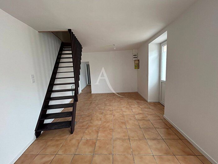 Bourg-et-Comin : Maison 3 pièces à louer