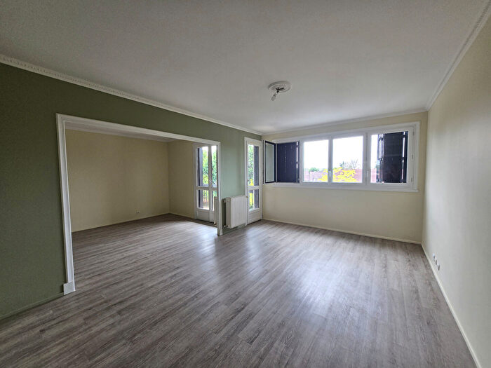 Sainte-Geneviève-des-Bois, Liers, Croix Blanche : Appartement 5 pièces à louer