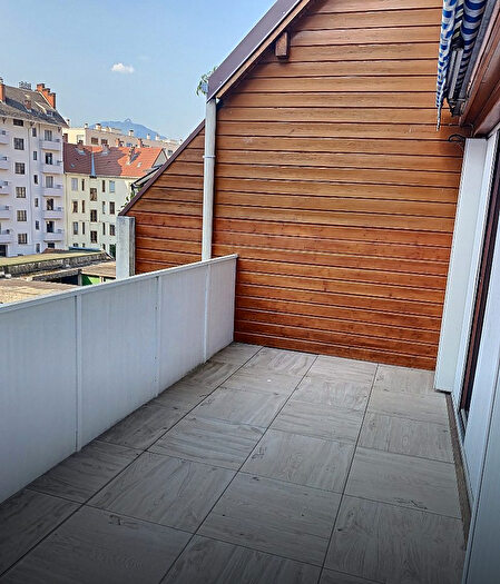 Appartement à louer - Chambéry, Centre-ville - 4 pièces - 3 chambres