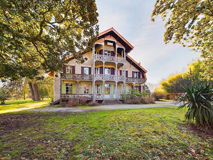 Maison à vendre - Pineuilh - 12 pièces - 9 chambres