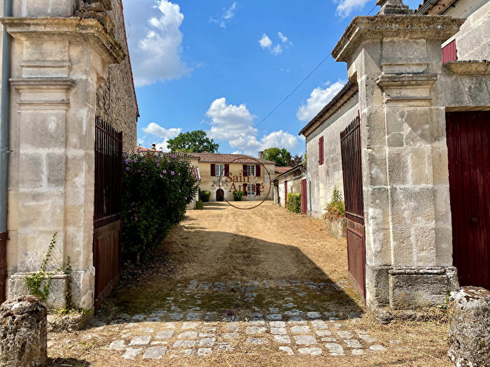 Maison 11 pièces à Jarnac, à vendre