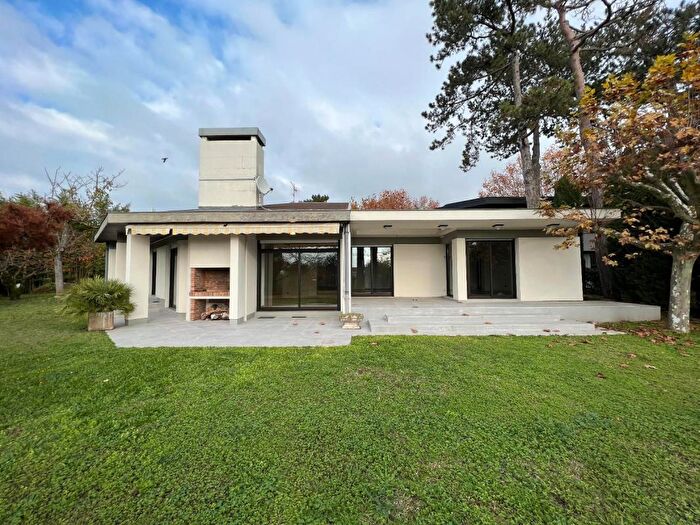 Maison à louer - Décines-Charpieu, Centre-ville - 7 pièces