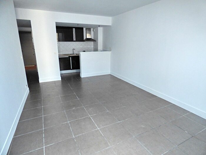 Appartement à louer - Béziers, Neuf Ecluses, Gasquinoy - 2 pièces - 1 chambre