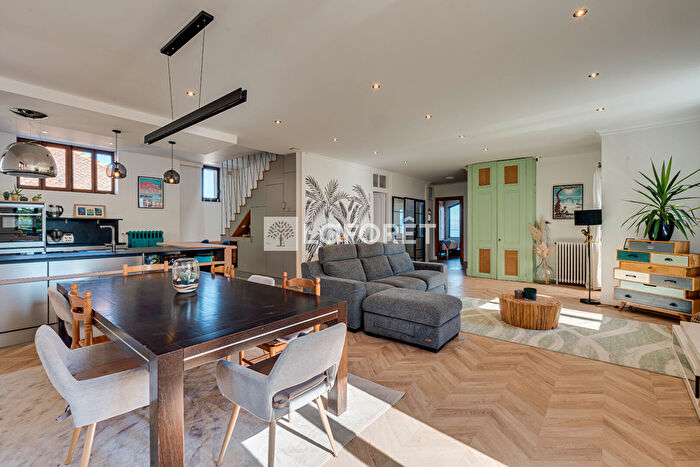 Appartement à vendre - Évian-les-Bains - 9 pièces - 7 chambres