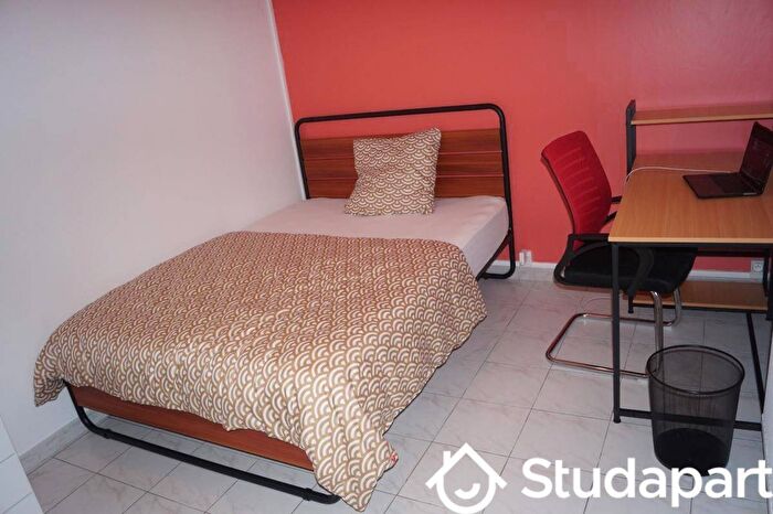 Appartement à louer - Le Stade-Les Garennes-Grand Ouest, Les Mureaux - 1 pièce - 1 chambre