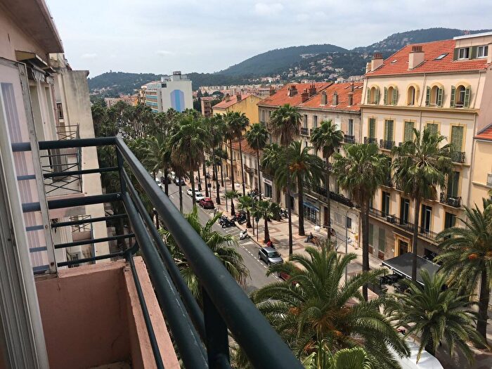 Appartement à louer - Gambetta, Hyères - 3 pièces - 2 chambres