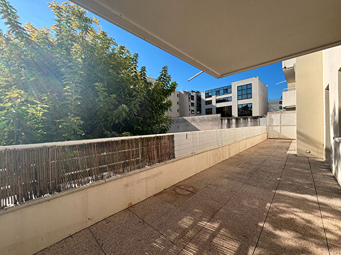 Appartement à louer - Bordeaux, Sainte-Croix - 3 pièces - 2 chambres