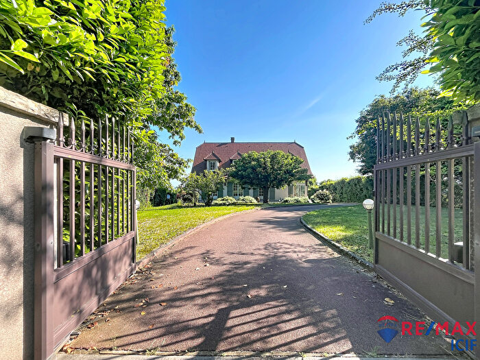 Maubec - Maison 8 pièces à vendre