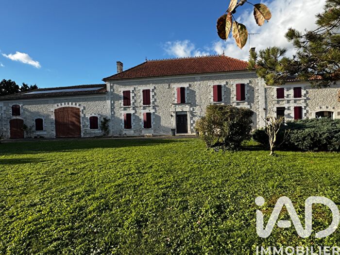 Maison à vendre - Germignac - 9 pièces - 4 chambres