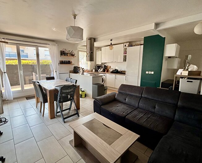 Appartement à vendre - Trappes, Coeur des Merisiers - 3 pièces - 2 chambres