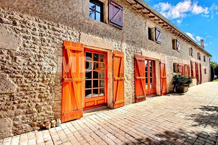 Maison à vendre - Saint-Martin-de-Juillers - 8 pièces - 5 chambres