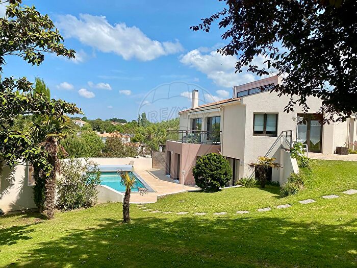 Maison à vendre - Saint-Palais-sur-Mer - 9 pièces - 7 chambres