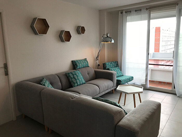 Appartement à louer - Bron, Les Essarts - 6 pièces - 5 chambres