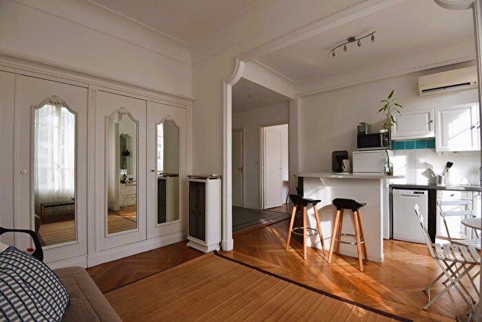 Appartement 2 pièces à Nice, Carré d'or, à louer