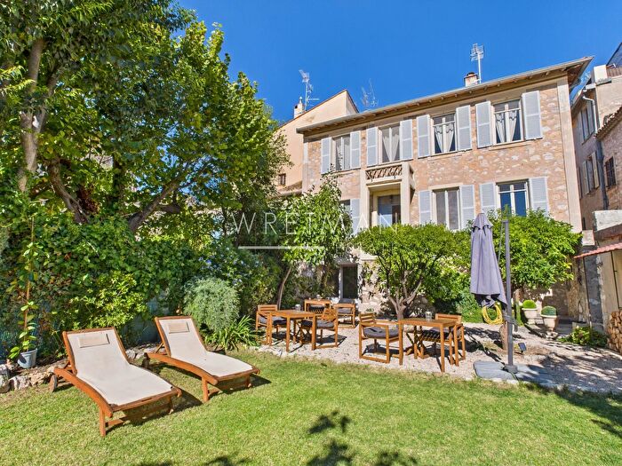 Maison à vendre - Vence, Centre-ville - 9 pièces - 4 chambres