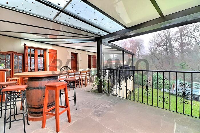 Maison à vendre - Verneuil-en-Halatte - 9 pièces - 5 chambres