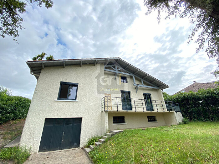 Maison à louer - Saint-Pierre-du-Mont - 4 pièces - 3 chambres