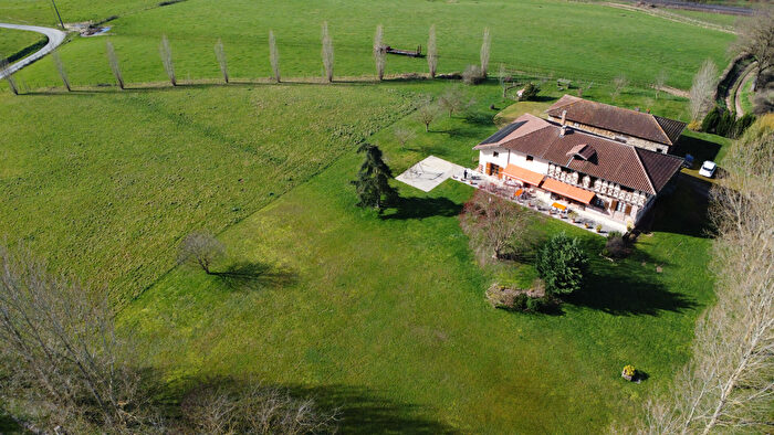 Maison à vendre - Saint-Étienne-du-Bois - 8 pièces - 6 chambres