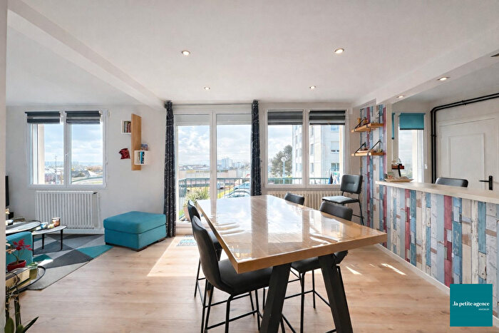 Appartement à vendre - Équeurdreville-Hainneville, Centre-ville - 4 pièces - 2 chambres