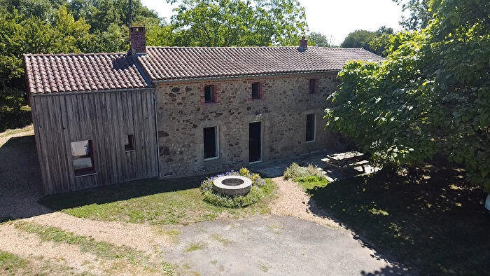 Maison à vendre - Saint-Michel-Mont-Mercure - 8 pièces - 7 chambres